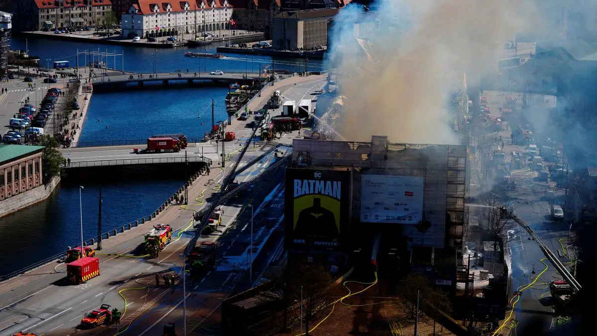 Fire rages through 17th-century Old Stock Exchange in Copenhagen ...