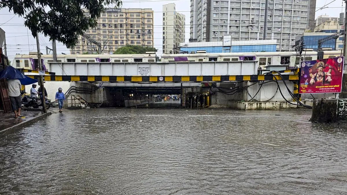 Heavy rain triggers red alert in Mumbai, traffic hit due to waterlogging - The Hindu BusinessLine